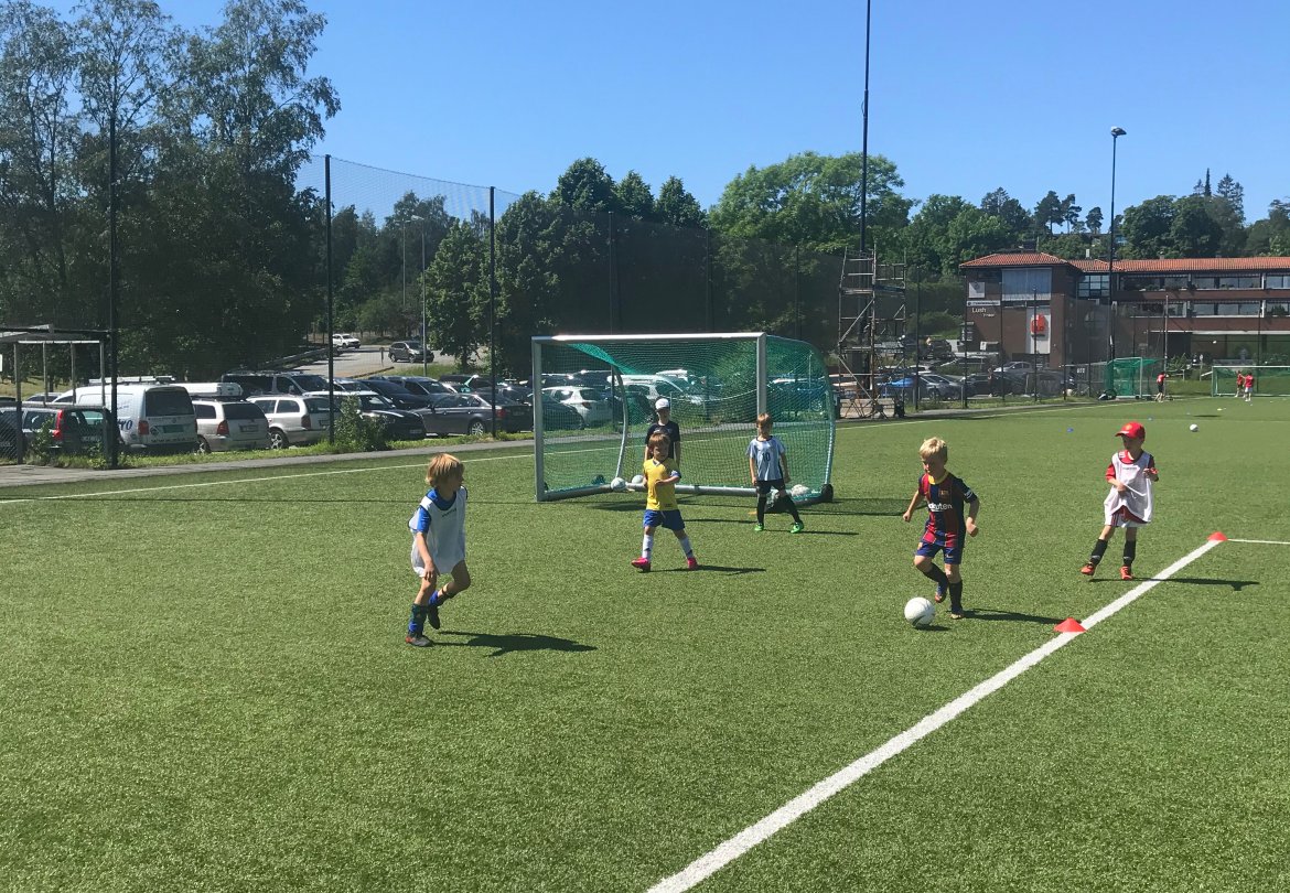 Sommerens happening: Stabæk Fotball inviterer til fotballskoler / Stabæk